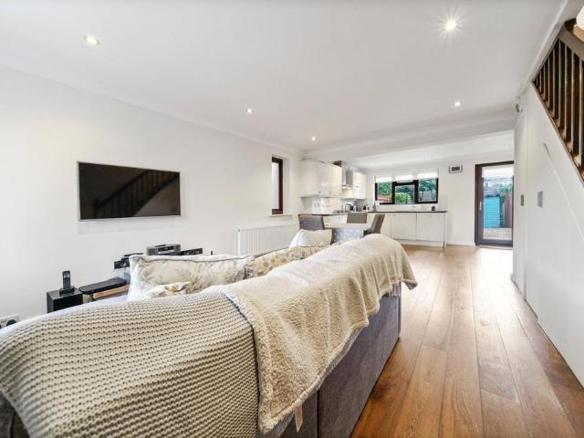 Rosethorn Close, Balham, London, SW12 2 bed semi detached house to rent £2,750 pcm £635 pw