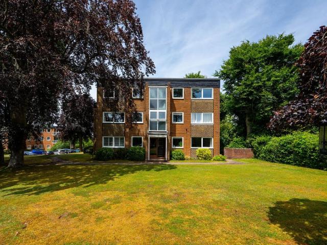 Rosetrees, Guildford, Surrey, GU1. 1 bed flat to rent £2,600 pcm £600 pw