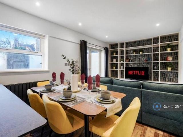 Roskell Road, London, SW15 2 bed detached house to rent £3,150 pcm £727 pw