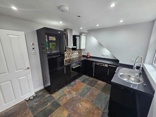 Roslin Terrace, City Centre, Aberdeen AB24, 2 bed flat to rent, £800 pcm | PrimeLocation