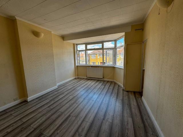 Roslyn Close, Mitcham CR4, 3 bed semi detached house to rent, £2,500 pcm | PrimeLocation