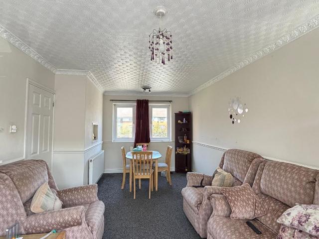 Ross Close, Luton, Bedfordshire LU1, 2 bed flat to rent, £1,250 pcm | PrimeLocation