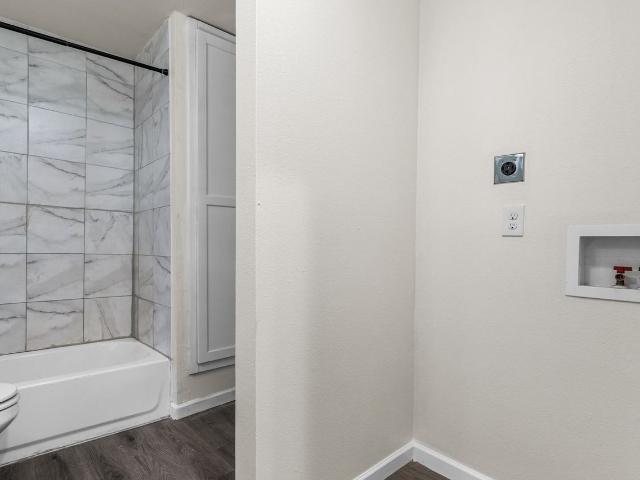 Ross Cottages 2 Bedroom Apartment for Rent at 2406 2400, 2402, 2404, 2406 Ross / 404 NW 24th / 406 NW 24th, Fort Worth, TX 76164