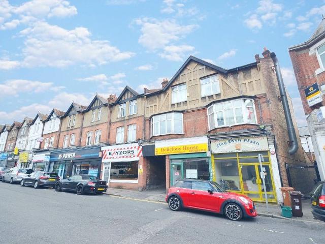 Ross Parade, Wallington SM6, 2 bed maisonette to rent, £1,600 pcm | PrimeLocation