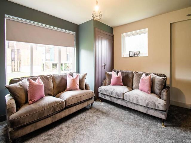Rossefield Parade Room 2, Bramley, Leeds