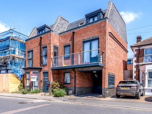 Rossetti Court, Lion Road. 2 bed apartment to rent £1,800 pcm £415 pw