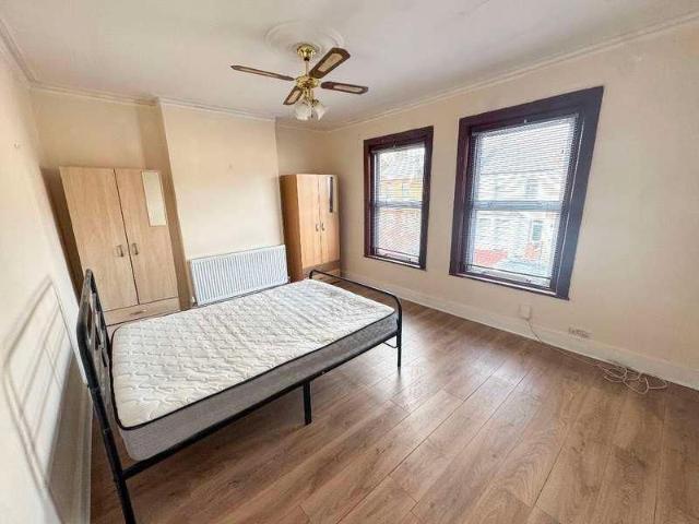 Rossindel Road, Hounslow, TW3
