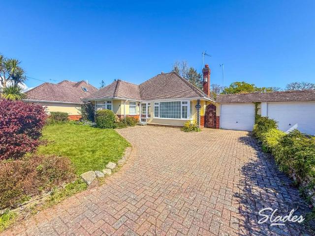 Rossley Close, Highcliffe, Christchurch 3 bed bungalow to rent £1,895 pcm £437 pw
