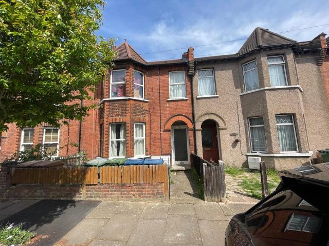 Rosslyn Crescent, Harrow HA1 2 bed flat to rent £1,650 pcm £381 pw