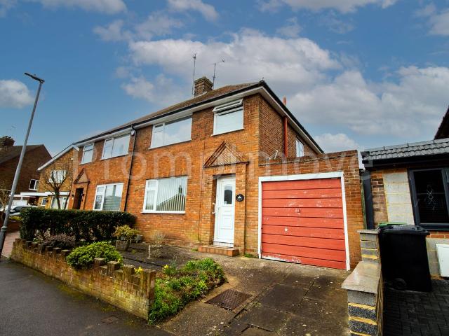 Rosslyn Crescent, Luton LU3, 3 bed property to rent, £1,700 pcm | PrimeLocation