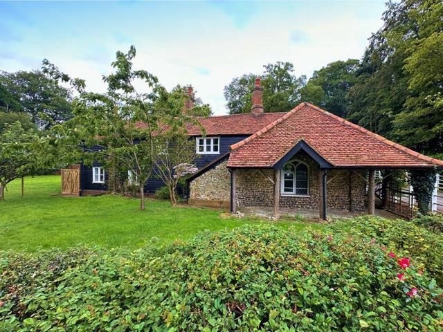 Rossway, BERKHAMSTED 3 bed character property to rent £2,800 pcm £646 pw