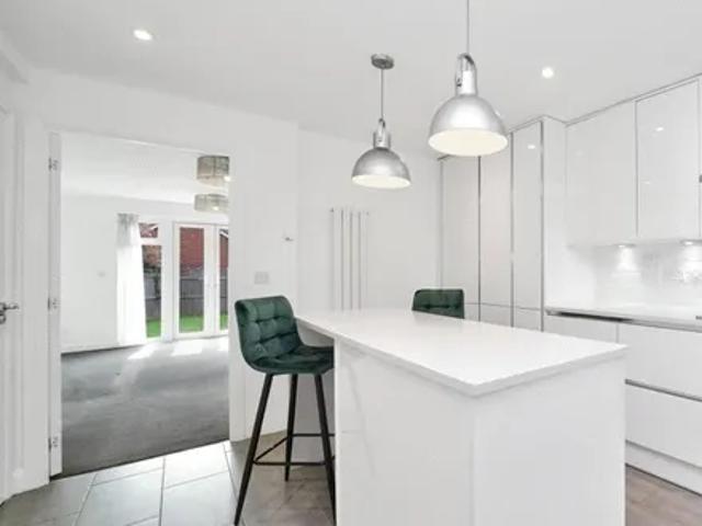 Rossway Drive, Bushey, WD23 3EW, United Kingdom | 4 bed townhouse for rent #139266713 | Rentberry