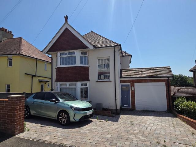 Rotunda Road, Eastbourne BN23 3 bed detached house to rent £1,895 pcm £437 pw