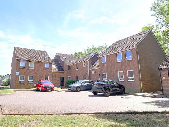 Roth Drive, Brentwood CM13, Studio to rent, £900 pcm | PrimeLocation