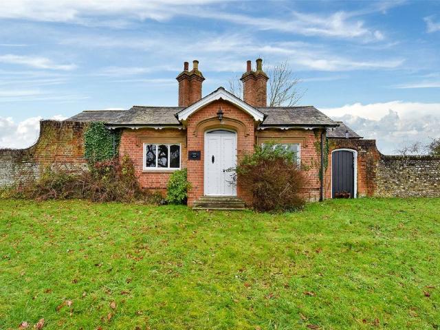 Rotherfield Greys, Henley on Thames. 2 bed bungalow to rent £2,250 pcm £519 pw