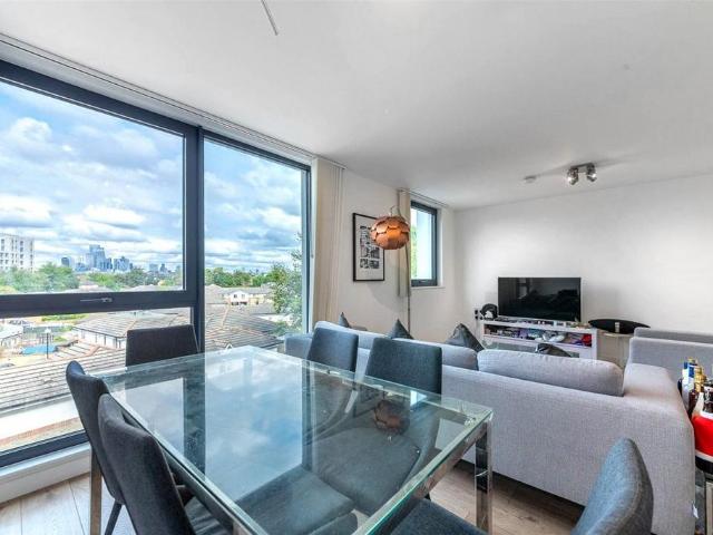 Rotherhithe New Road, London SE16 3 bed flat to rent £2,700 pcm £623 pw