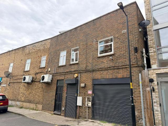 Rotherhithe New Road, London SE16 3 bed flat to rent £2,700 pcm £623 pw
