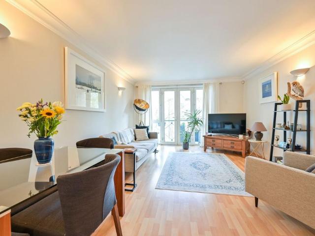 Rotherhithe New Road, Rotherhithe. 3 bed flat to rent £2,500 pcm £577 pw