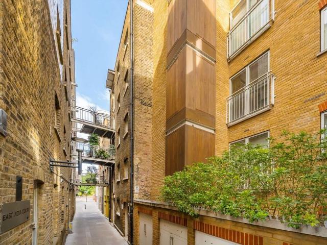 Rotherhithe Street, London SE16 2 bed flat to rent £3,800 pcm £877 pw