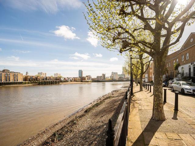 Rotherhithe Street, Rotherhithe. 2 bed flat to rent £2,200 pcm £508 pw