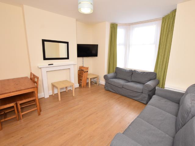 Rothesay Avenue Room 1