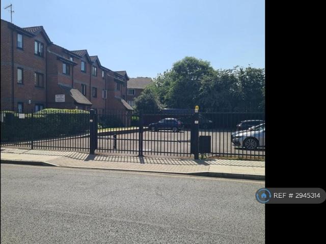 Rouel Road, London, SE16 2 bed flat to rent £2,300 pcm £531 pw
