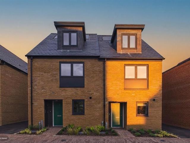 Round House Way, Harlow CM17 3 bed semi detached house to rent £1,955 pcm £451 pw