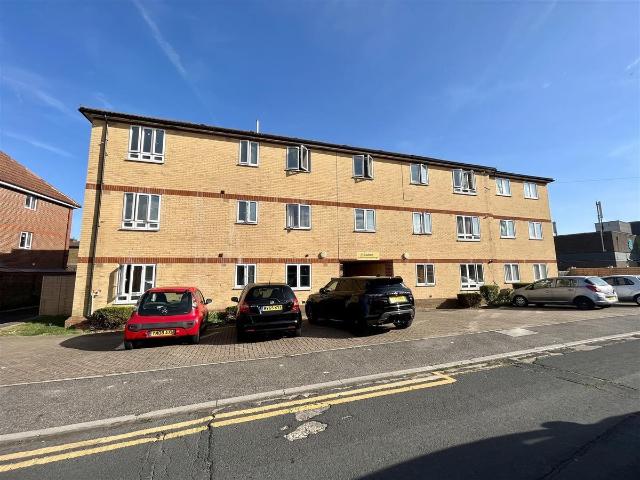 Round House Court, Hobbs Close EN8, 2 bed flat to rent, £1,550 pcm | PrimeLocation
