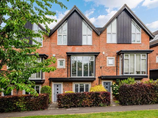 Roundburrow Close, Warlingham CR6 4 bed terraced house to rent £3,000 pcm £692 pw
