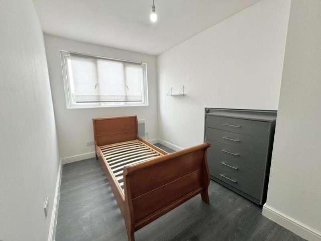 Roundhay Road, Leeds, Leeds, LS8