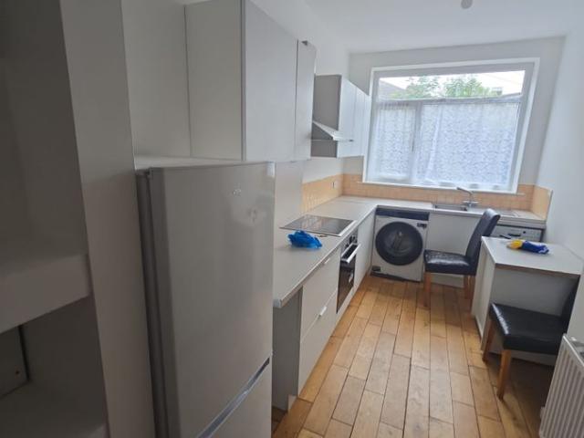 Roundhay Road, Leeds LS8, 2 bed flat to rent, £900 pcm | PrimeLocation