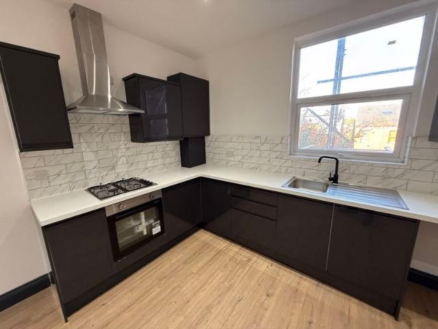 Roundhay Road, Leeds LS8, 2 bed flat to rent, £995 pcm | PrimeLocation