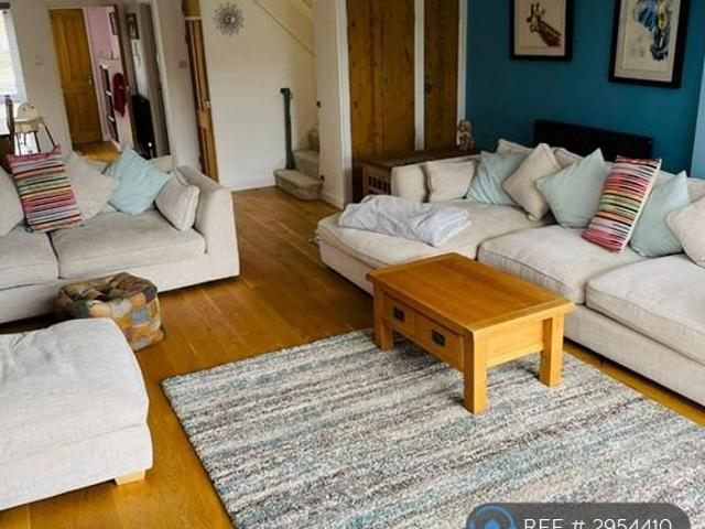 Roundhead Drive, Thame, Oxfordshire, OX9 3 bed terraced house to rent £2,150 pcm £496 pw