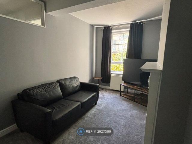 Roundstone St, Trowbridge BA14, 2 bed flat to rent, £750 pcm | PrimeLocation