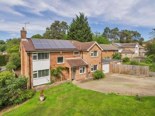 Roundway, Camberley, Surrey, GU15 5 bed detached house to rent £3,500 pcm £808 pw