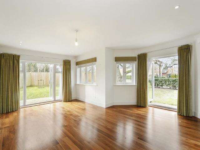 Rouse Close, Weybridge, KT13 2 bed flat to rent £2,200 pcm £508 pw