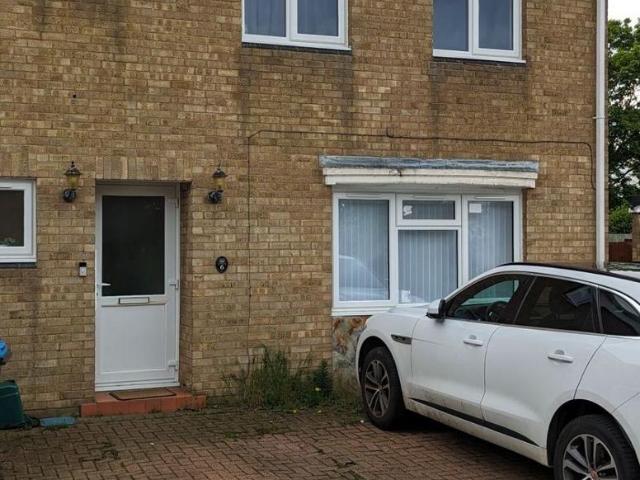 Roveley Court, Stony Stratford. 4 bed semi detached house to rent £1,625 pcm £375 pw