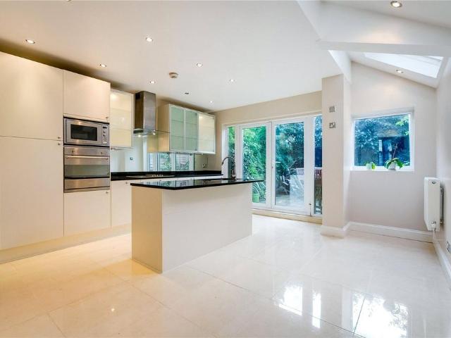 Rowallan Road, Fulham, London, SW6 4 bed terraced house to rent £5,000 pcm £1,154 pw