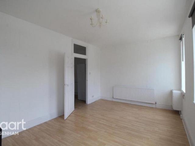 Rowallen Parade, Green Lane, Dagenham 3 bed flat to rent £1,800 pcm £415 pw