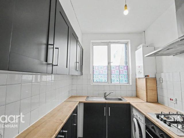 Rowallen Parade, Green Lane, Dagenham 3 bed flat to rent £1,800 pcm £415 pw