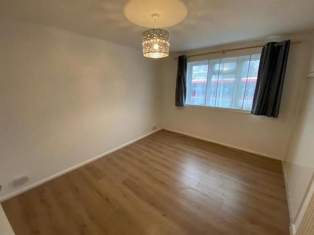 Rowan Court, Burnt Ash Hill, Lee. 1 bed flat to rent £1,050 pcm £242 pw