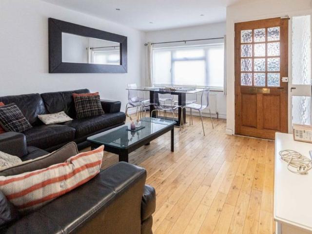 Rowan Close, W5, London