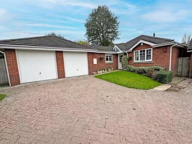 Rowbrook Close, Majors Green. 2 bed detached bungalow for sale.
