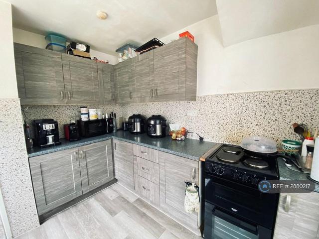 Rowe Gardens, Barking, IG11 4 bed terraced house to rent £2,350 pcm £542 pw