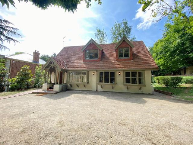 Rowhill Road, Dartford, Kent, DA2 3 bed detached house to rent £3,950 pcm £912 pw