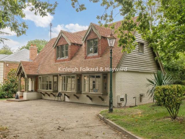 Rowhill Road, Wilmington, Kent, DA2 3 bed detached house to rent £3,950 pcm £912 pw