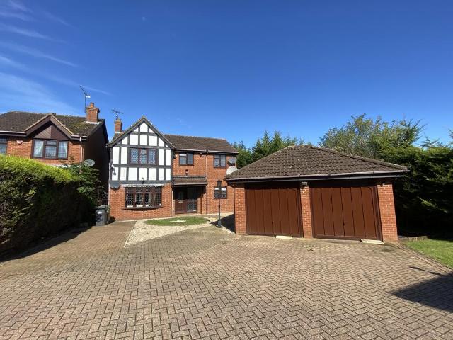 Rowington Close, LUTON, LU2 4 bed property to rent £2,300 pcm £531 pw