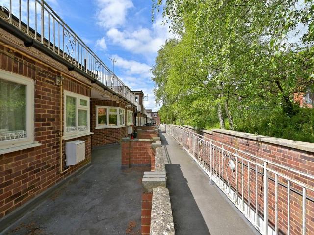 Rowland Place, Green Lane, Northwood. 2 bed apartment to rent £1,850 pcm £427 pw