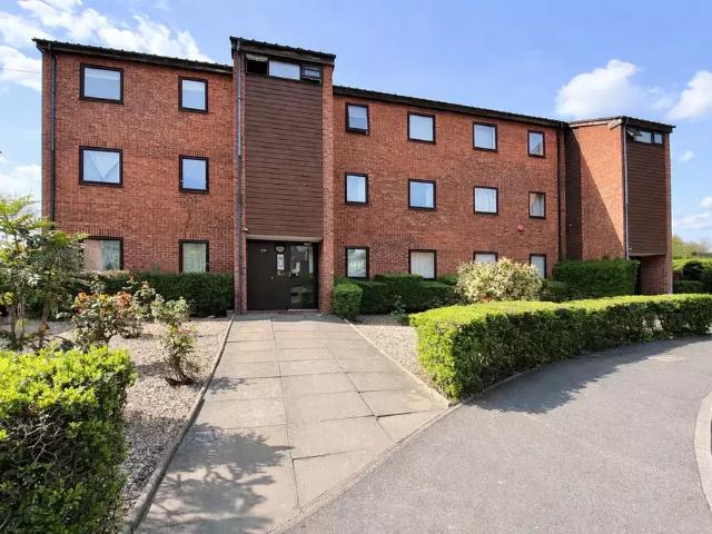 Rowlands Close, London NW7 2 bed flat to rent £1,800 pcm £415 pw