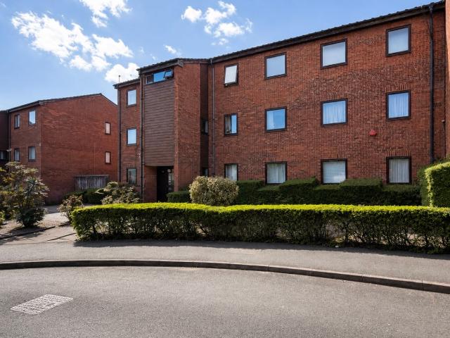 Rowlands Close, London NW7, 2 bed flat to rent, £1,800 pcm | PrimeLocation
